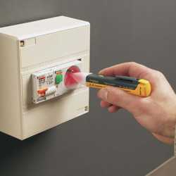 Fluke Voltalert Voltage Detector, 90 to 1000V AC 1AC II: Shop Online at ...