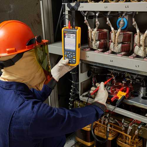 Fluke Industrial Scopemeter, 40 MHz 124B/EU/S: Shop Online at Best ...